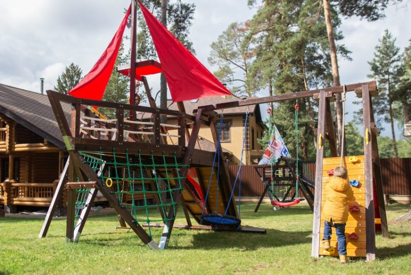 Детский спортивный комплекс для дачи: место для отдыха ребенка